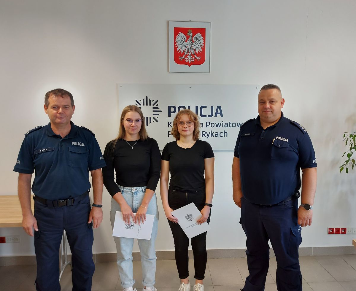 SZEF RYCKICH POLICJANTÓW PODZIĘKOWAŁ MŁODYM LUDZIOM ZA WZOROWĄ POSTAWĘ ...